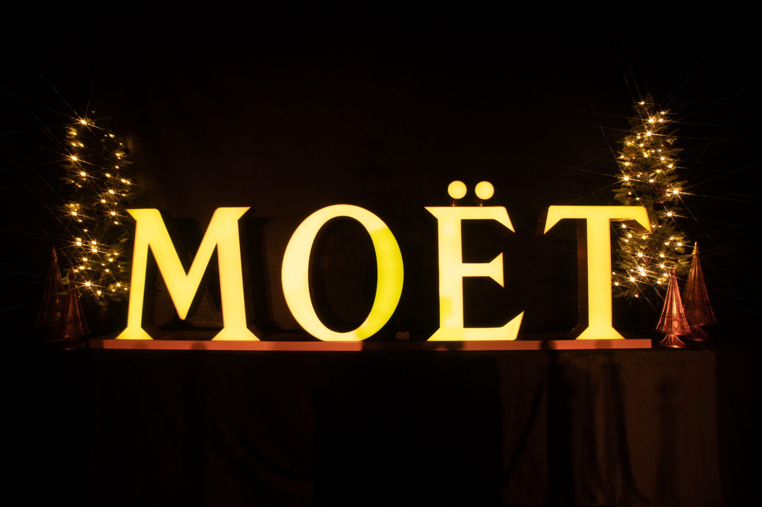 Merry Christmas and a bubbly New Year by Moët & Chandon! - Amvyx